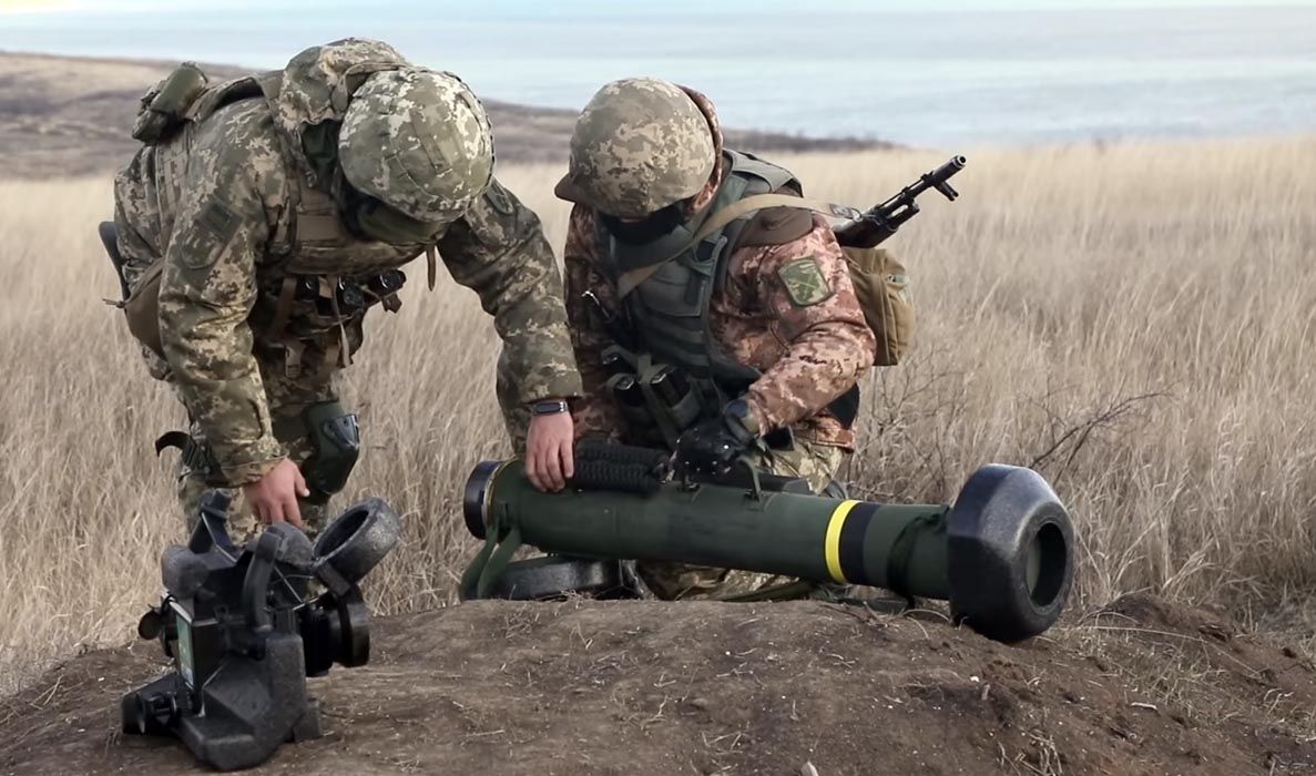 Ukraina Sindir Tank Rusia dengan Rudal Javelin - Trenasia.com