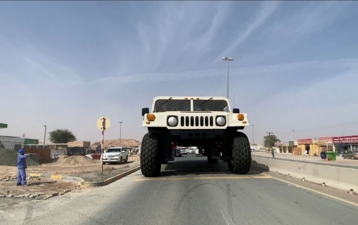 Orang Kaya Asal UEA Sulap Mobil Hummer Menjadi Mobil Raksasa - jogjaaja.com