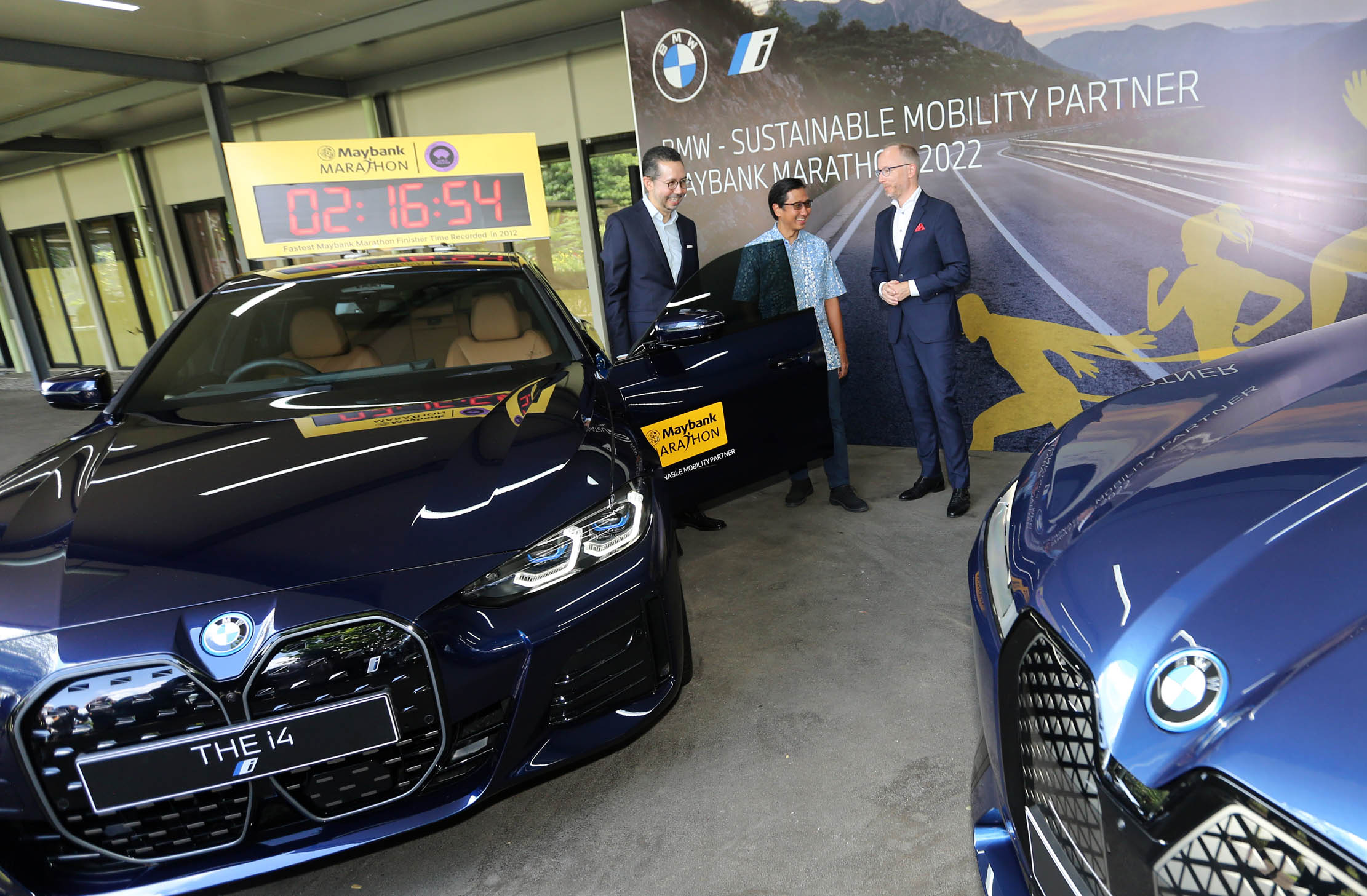 BMW Serahkan Mobil Listrik Sebagai Lead Car dalam Maybank Marathon ...