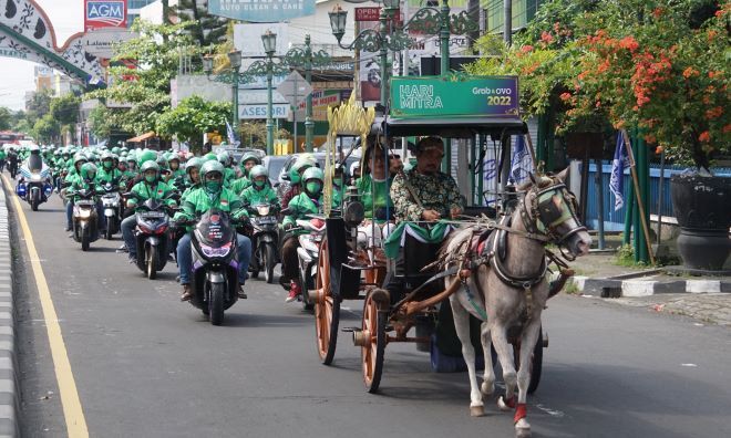 Hari Mitra Grab, Pekerja Transportasi Terima Beasiswa dan Motor Listrik ...