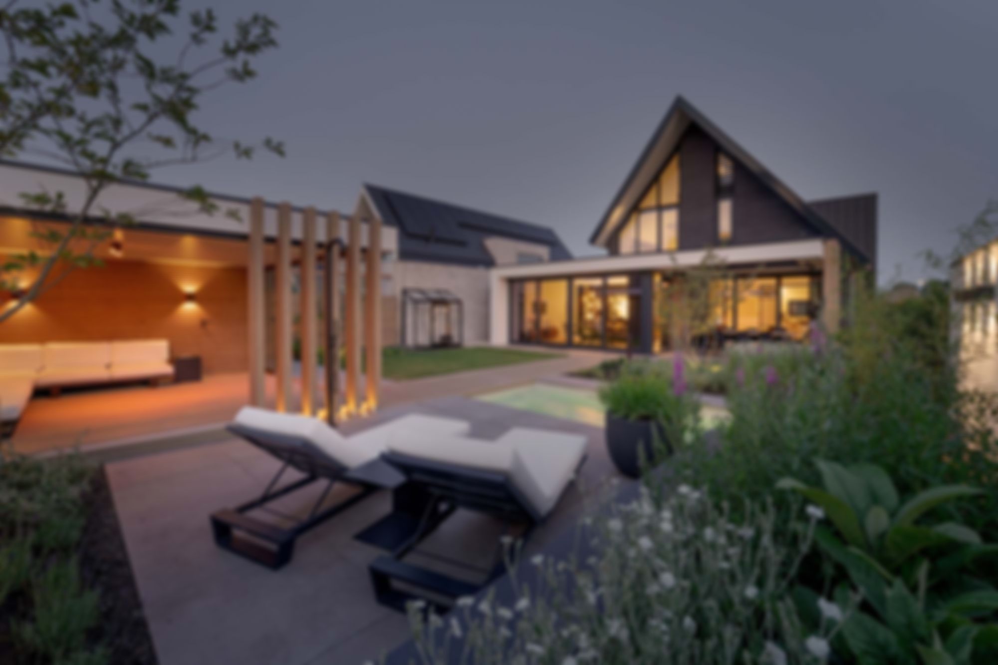 De tuin van AVV hoveniers: Moderne luxe met strakke lijnen