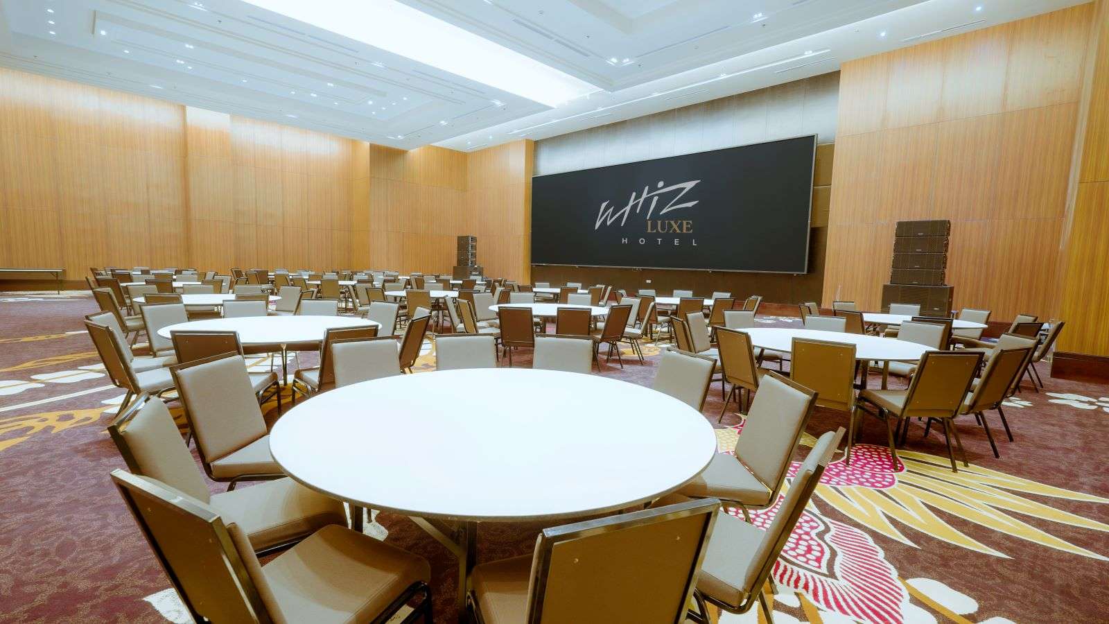 Whiz Luxe Hotel Spazio Surabaya, Surabaya - Harga diskon s.d 30% di 2023
