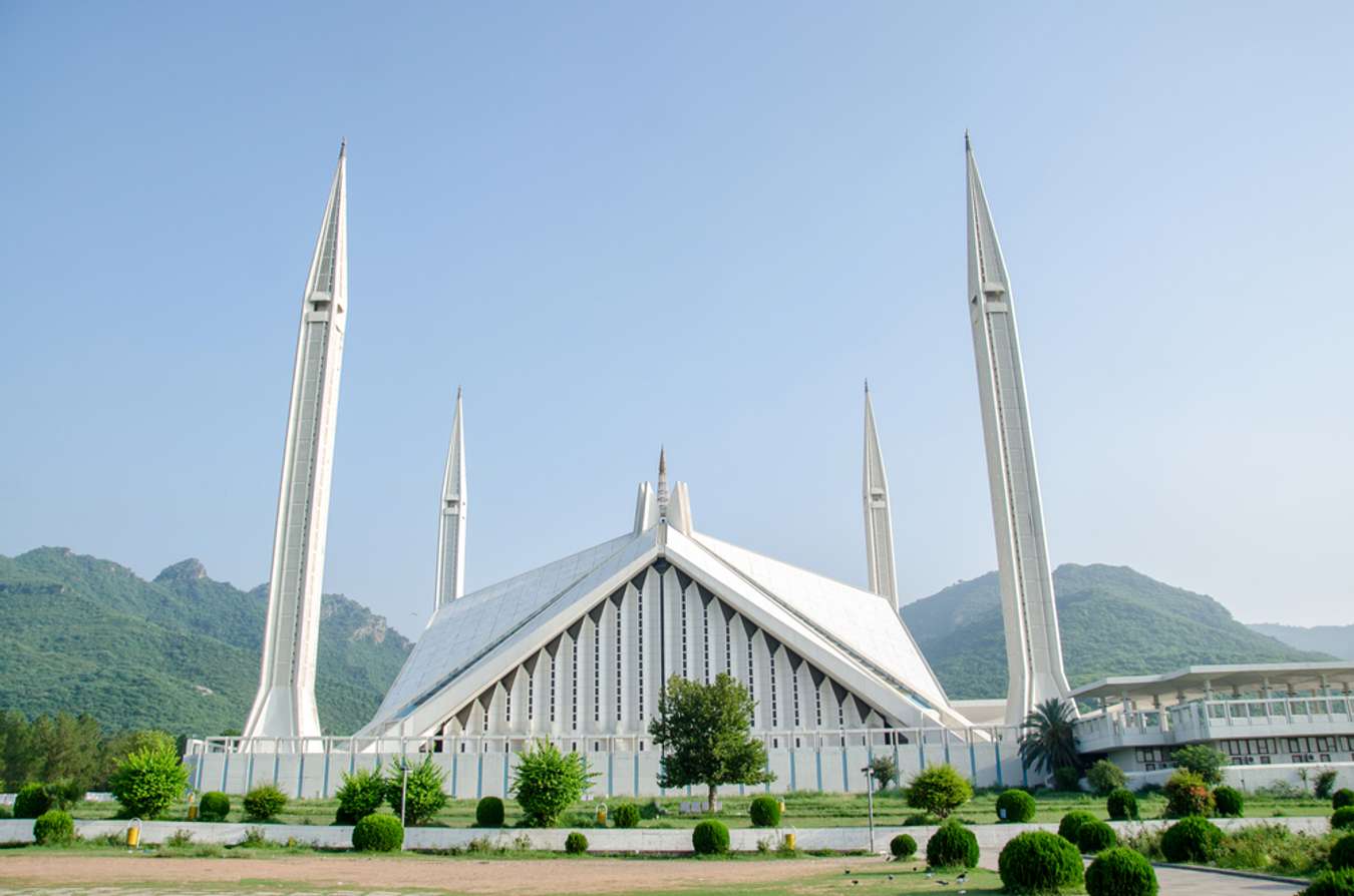 12 beautiful mosques around the world that will leave you in awe