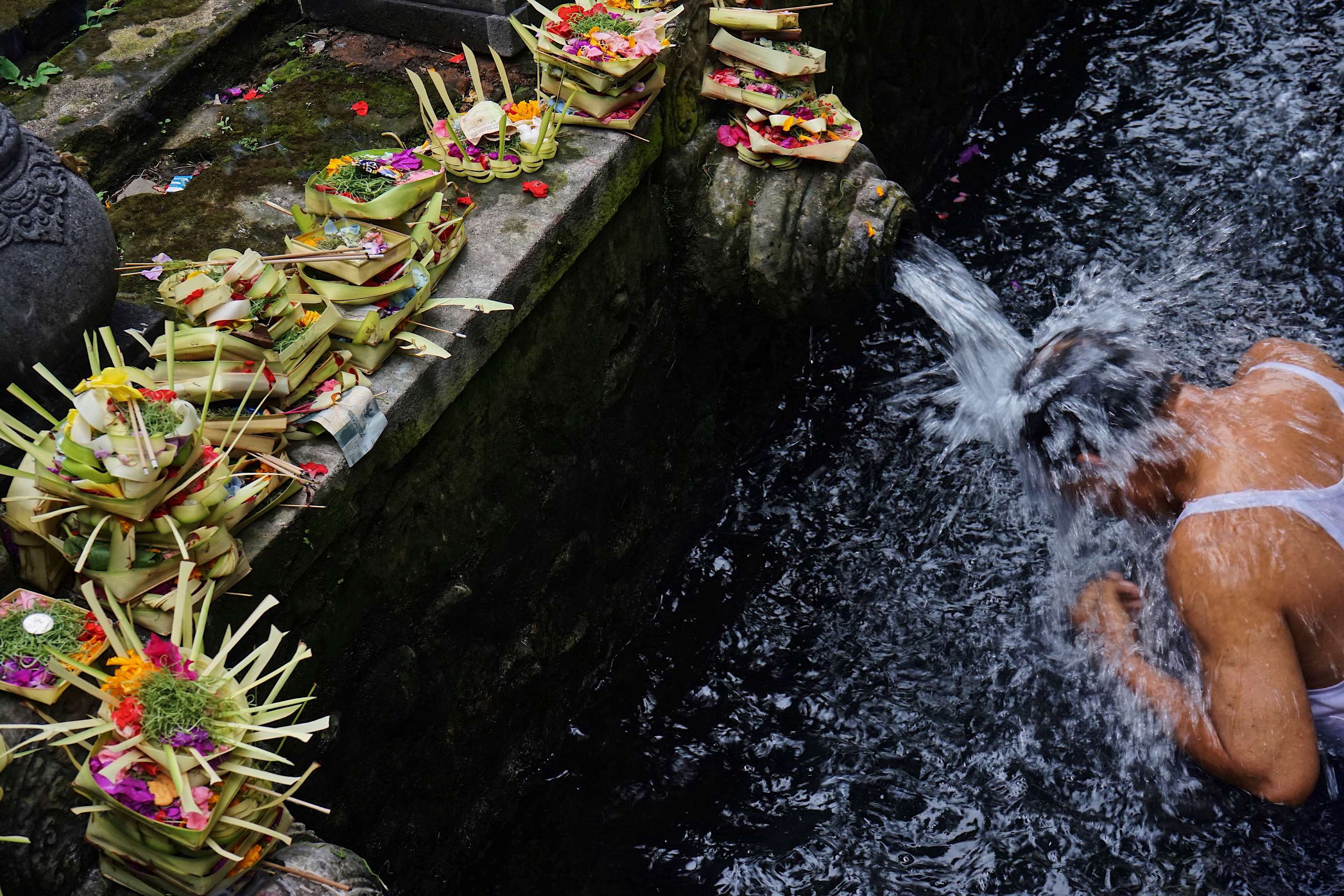Apa Itu Melukat Ritual Adat di Bali?