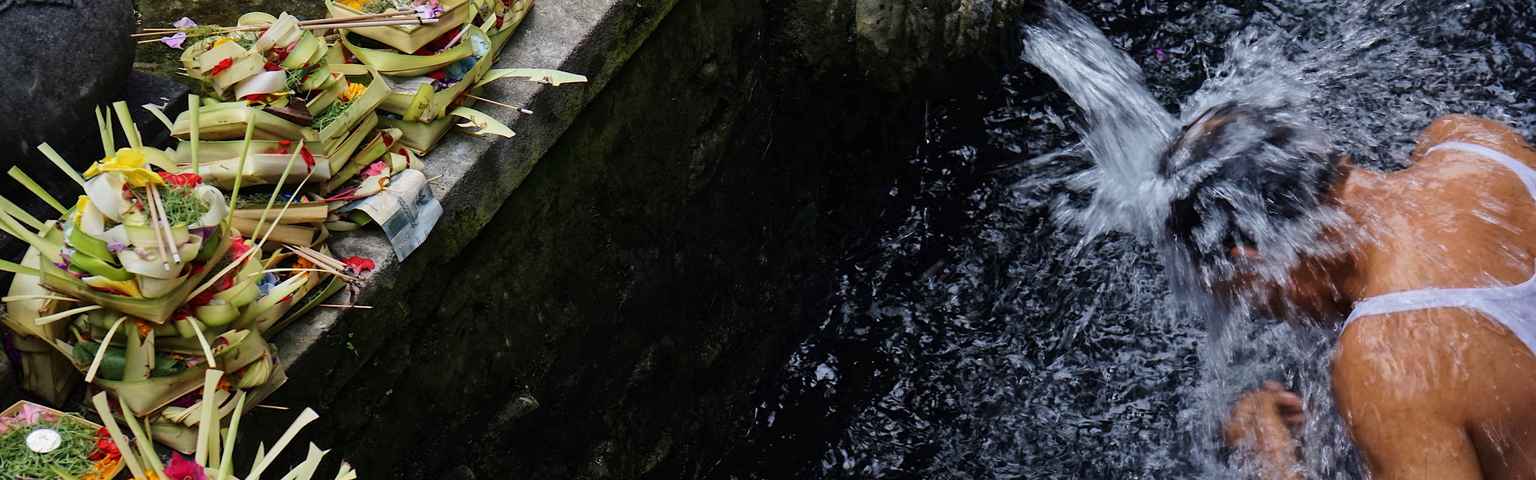 Apa Itu Melukat Ritual Adat di Bali?