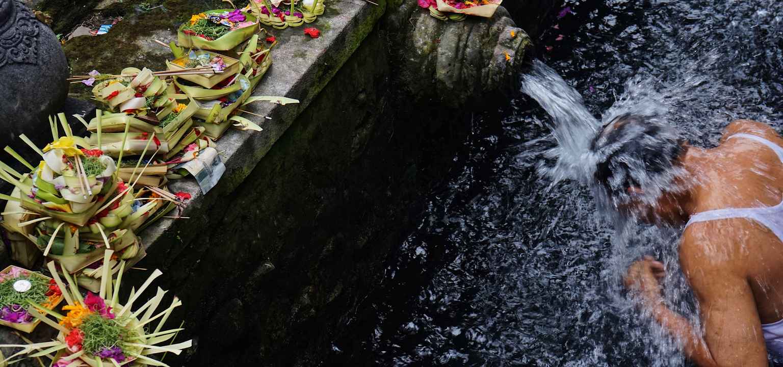 Apa Itu Melukat Ritual Adat di Bali?