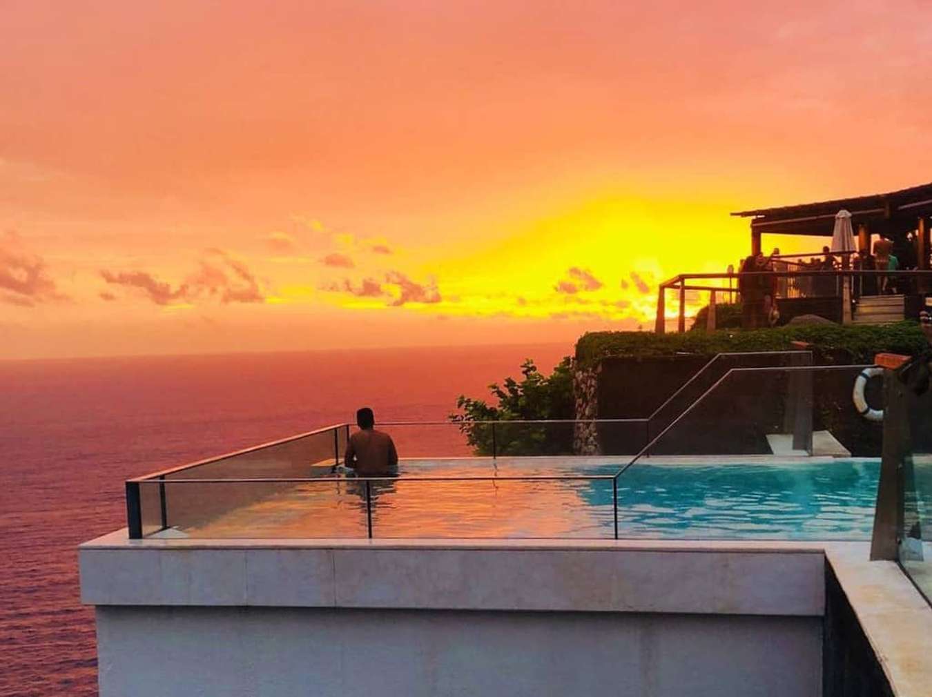 "Quẩy cực nhiệt" tại những beach club sang chảnh nhất ở Uluwatu, Bali