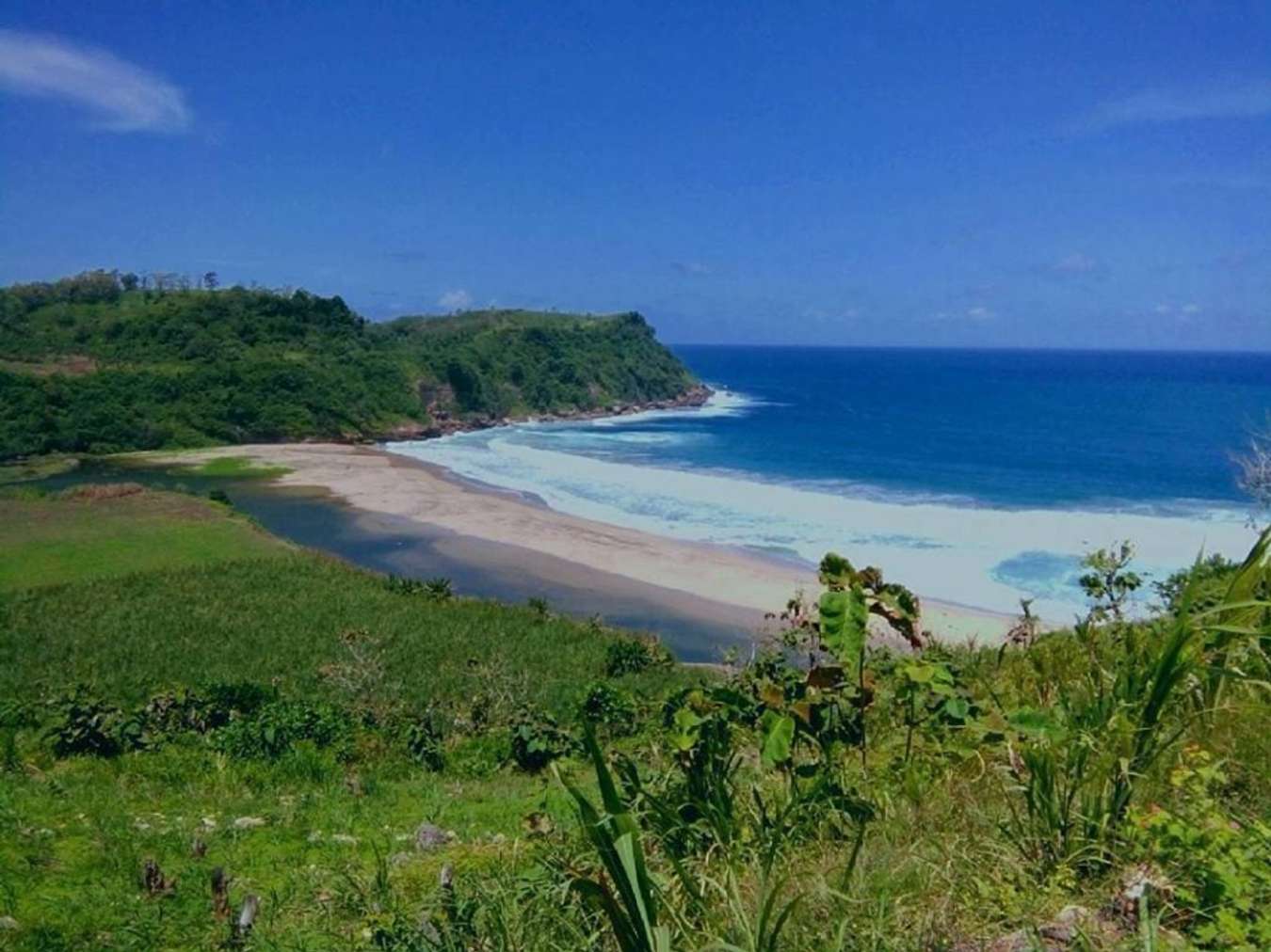 11 Pantai di Blitar dengan Pemandangan Alam Mengagumkan