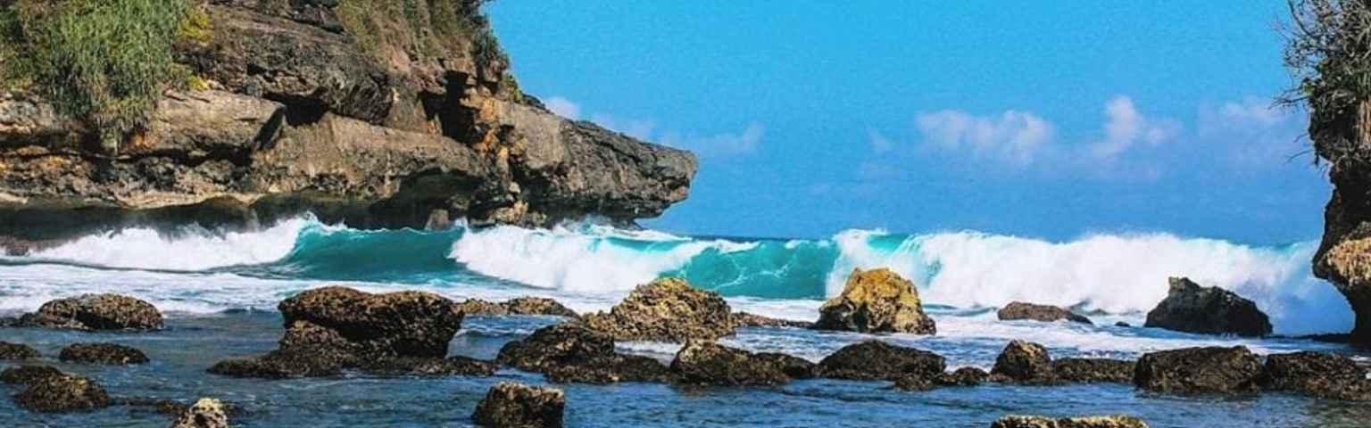 11 Pantai di Blitar dengan Pemandangan Alam Mengagumkan