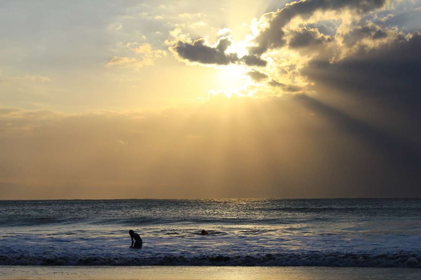 Pantai di Garut Selatan yang Memanjakan Mata, Wajib Banget Dikunjungi ...