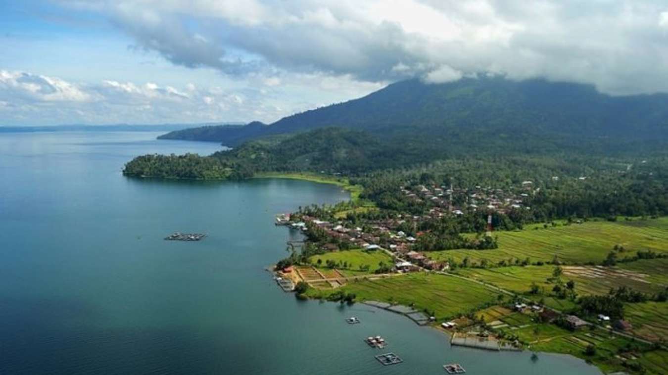 10 Danau Tersebar di Indonesia dengan Keindahan Mempesona