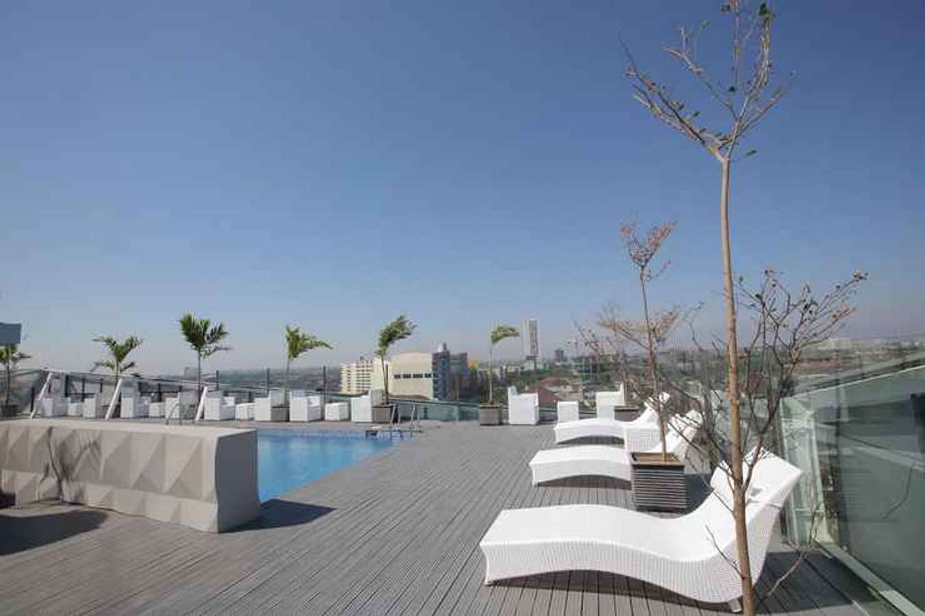 9 Hotel dengan Rooftop Pool Terbaik di Surabaya