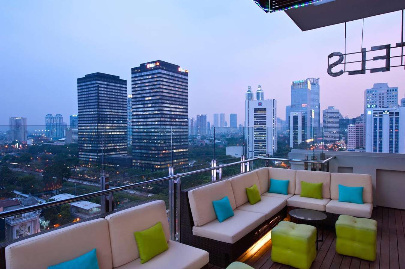 9 Rooftop Cafe & Restaurant di Hotel Terbaik di Jakarta
