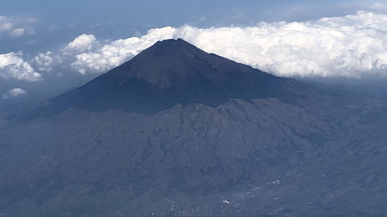 12 Gunung Paling Tinggi di Indonesia yang Menantang