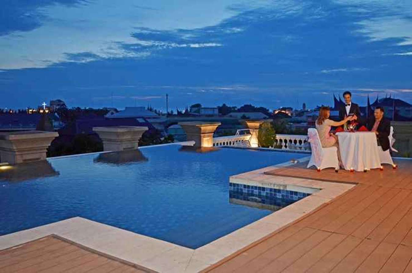 7 Rekomendasi Hotel Instagramable di Padang Terbaik