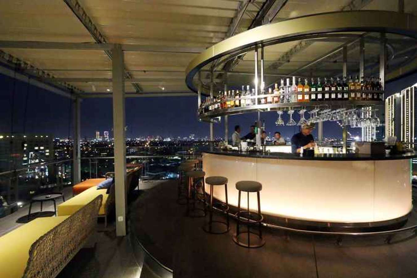 7 Hotel dengan Rooftop Cafe & Restaurant Terbaik di Surabaya