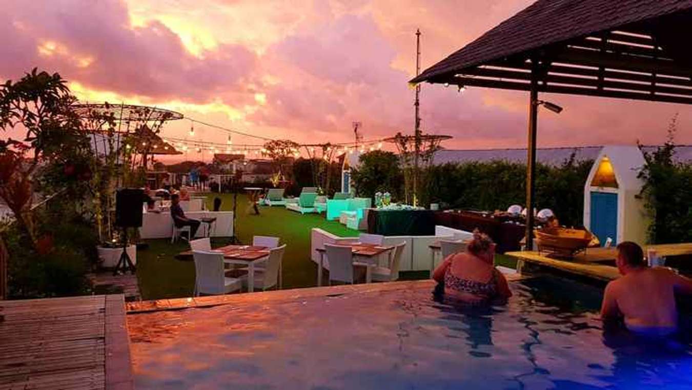 6 Rekomendasi Hotel dengan Rooftop Cafe & Restoran Terbaik di Bali