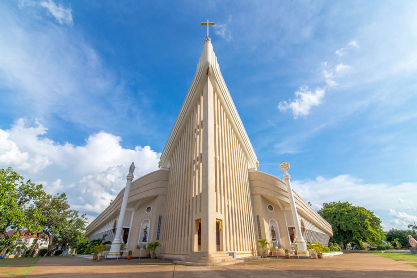 ขับรถพาเที่ยวสกลนคร 24 ชั่วโมง ไปเที่ยวที่ไหนดี