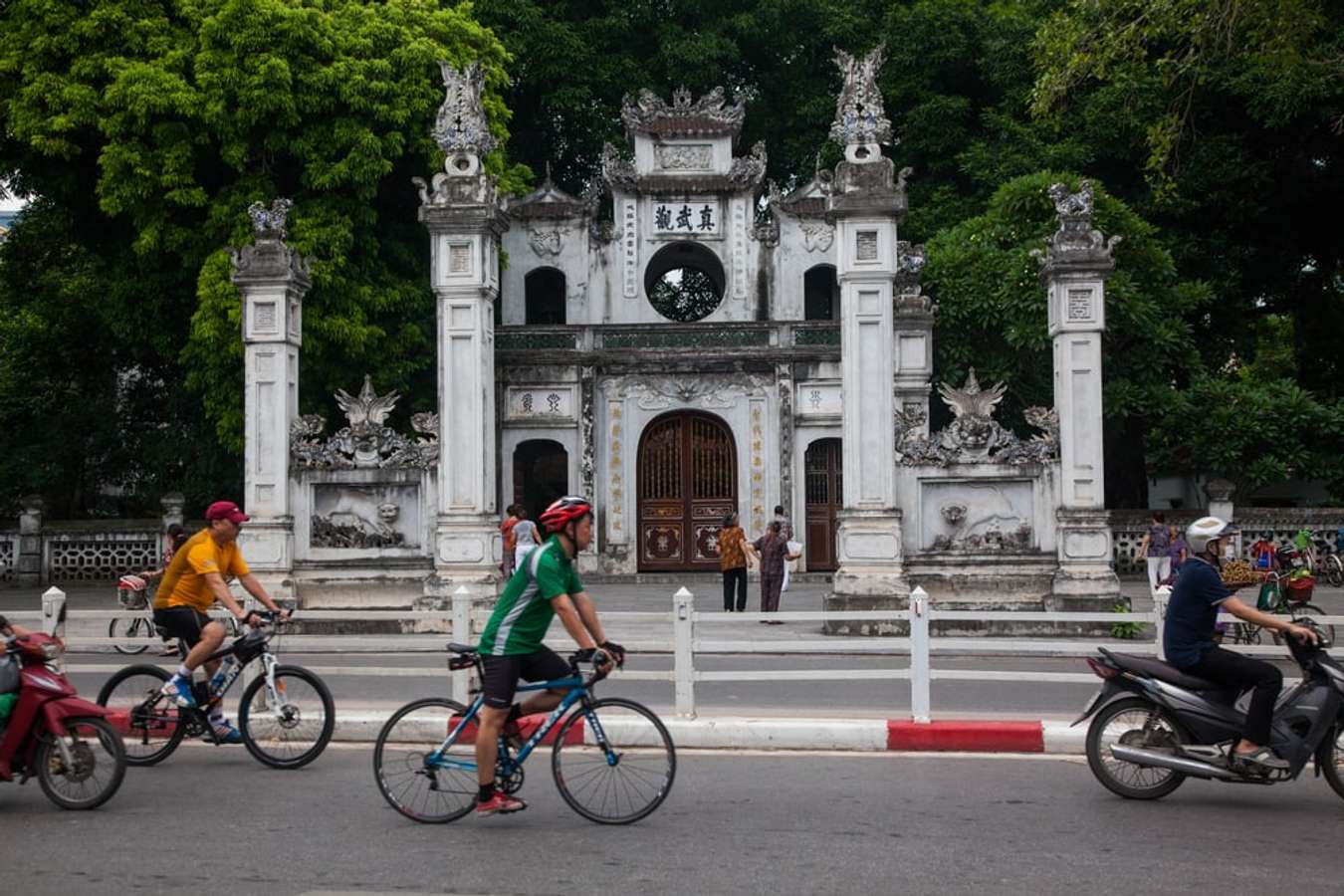 Cẩm nang khám phá Đền Quán Thánh Hà Nội từ A đến Z