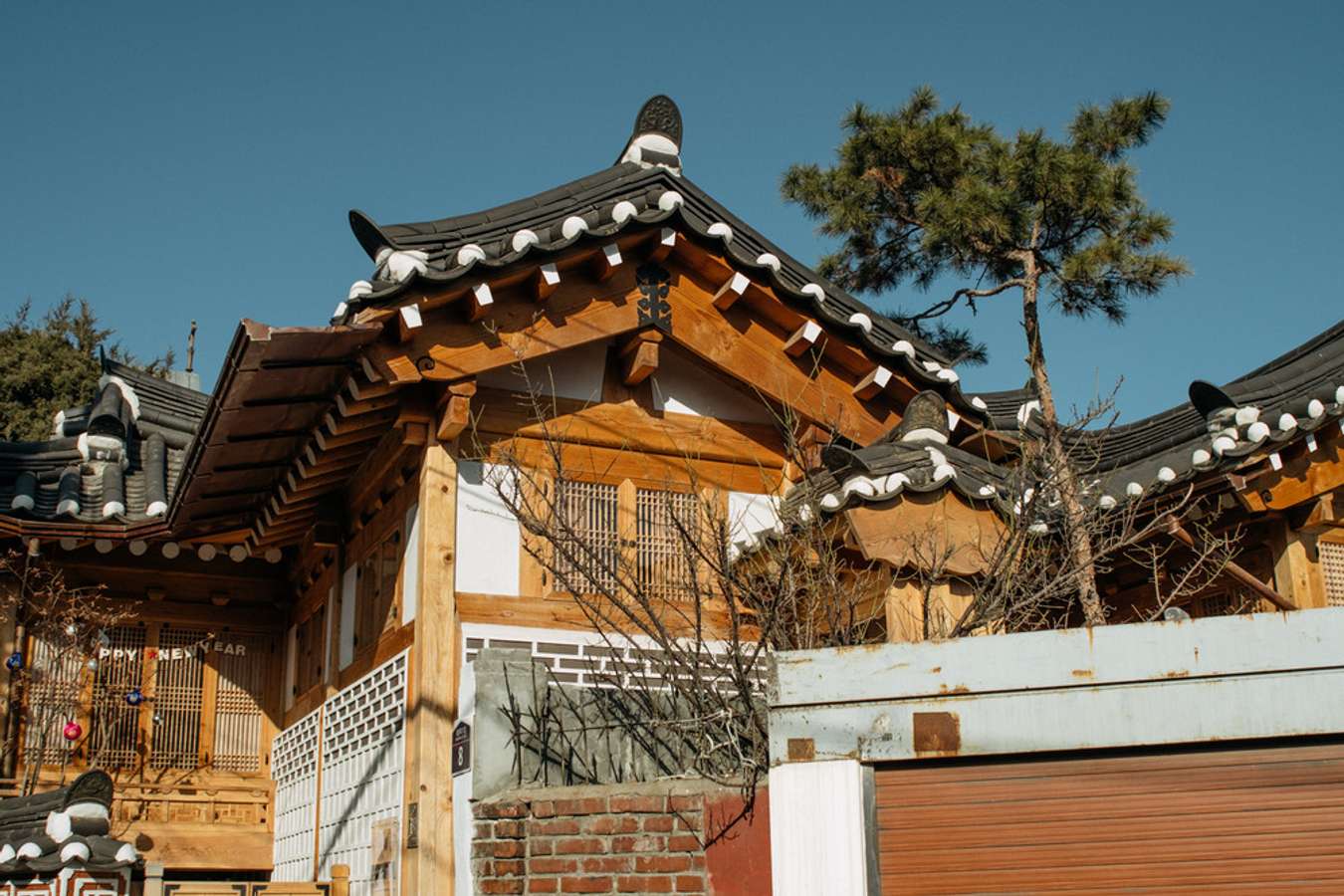 Khám phá vẻ đẹp thanh bình của làng cổ Bukchon Hanok