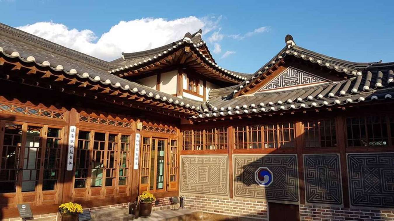 Khám phá vẻ đẹp thanh bình của làng cổ Bukchon Hanok