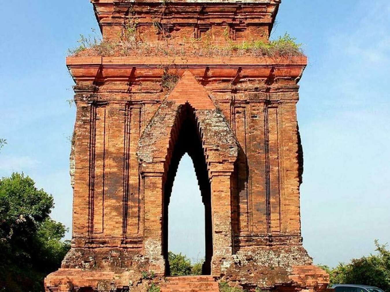 Tháp Bánh Ít: Đẹp kỳ vĩ kiến trúc Chăm pa cổ