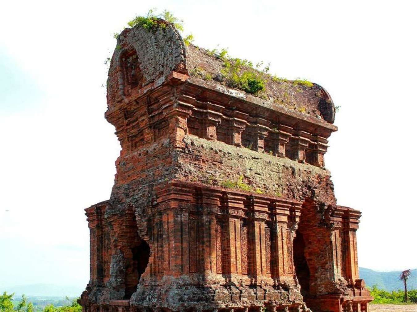 Tháp Bánh Ít: Đẹp kỳ vĩ kiến trúc Chăm pa cổ