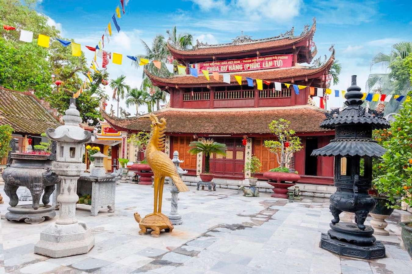 Thăm chùa Dư Hàng và tìm kiếm sự thanh tịnh nơi cửa Phật