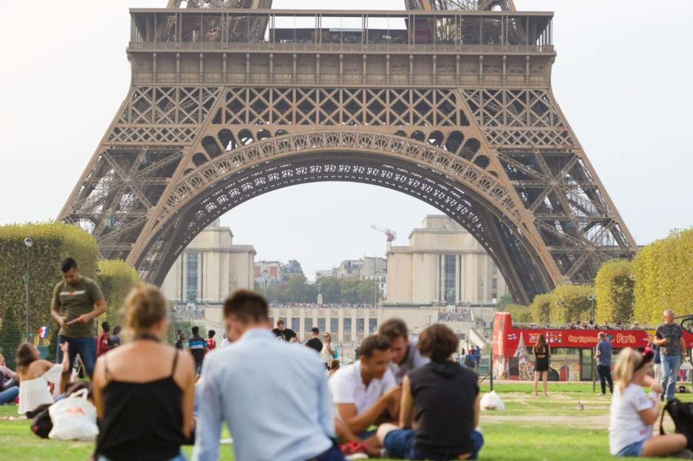 Tháp Eiffel - Địa điểm du lịch và trải nghiệm lý tưởng trên đất Pháp