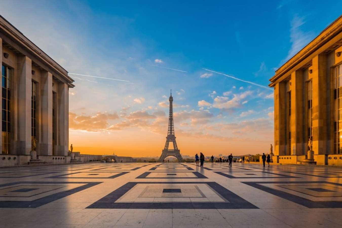Tháp Eiffel - Địa điểm du lịch và trải nghiệm lý tưởng trên đất Pháp
