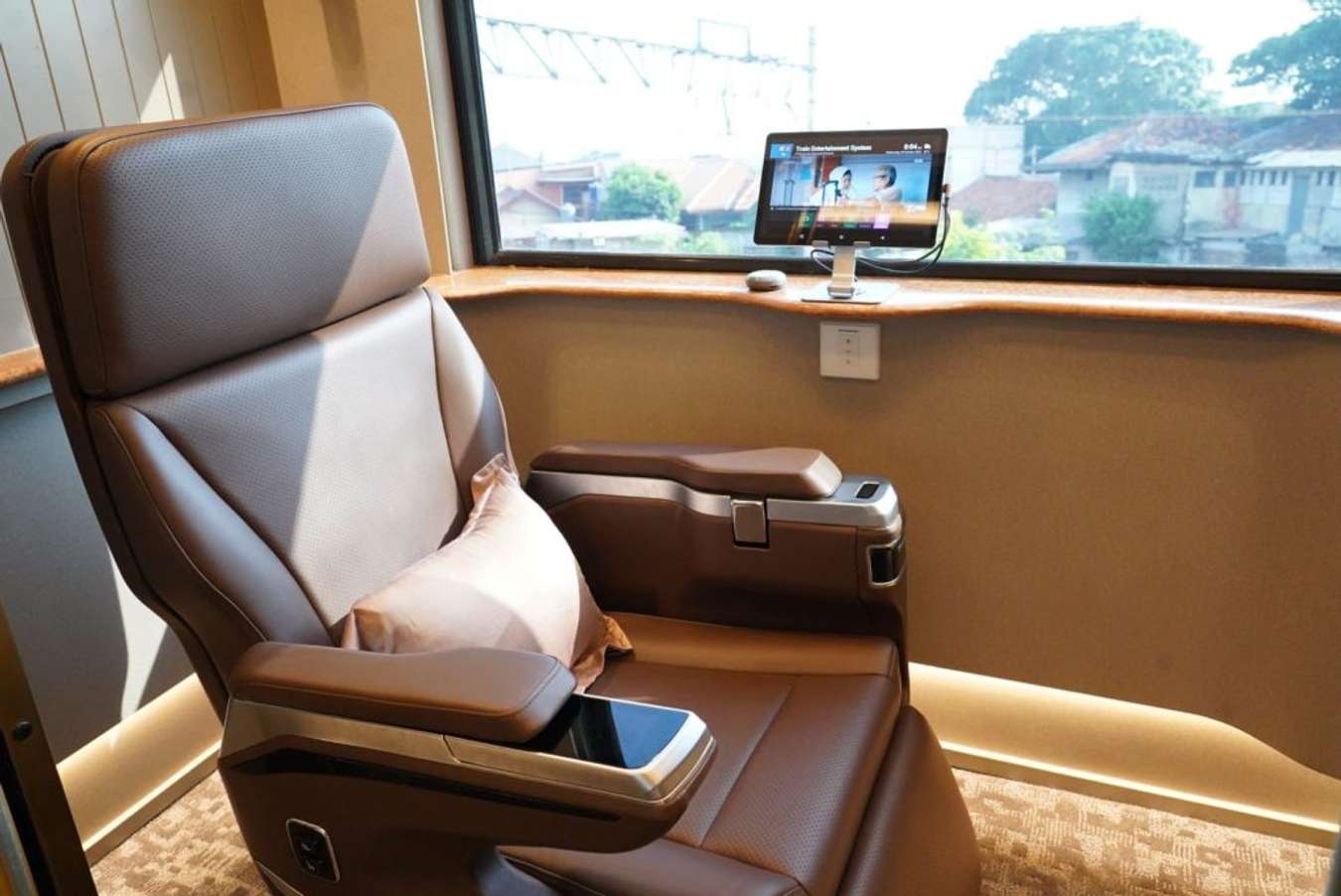Kereta Kompartemen Suite Class KAI Meluncur, Begini Mewahnya!