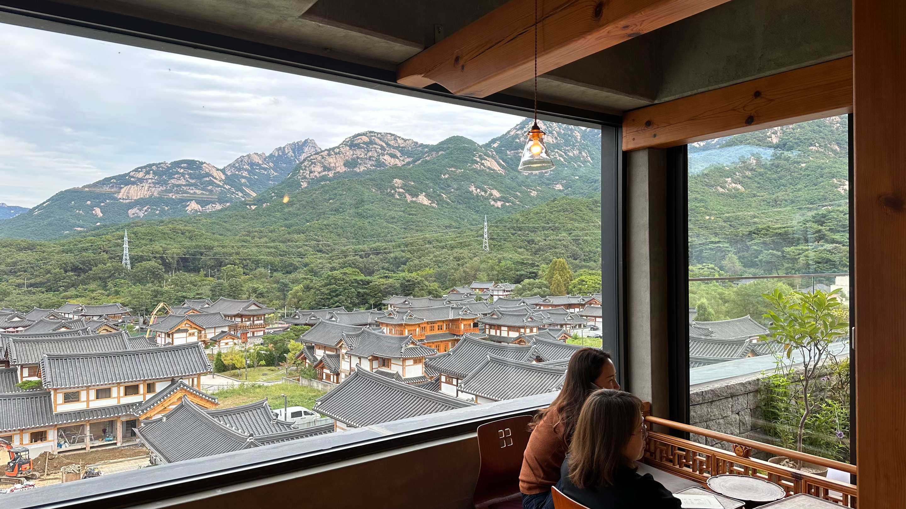 Toàn cảnh làng Eunpyeong Hanok từ quán cà phê 1in1jan - Seoul