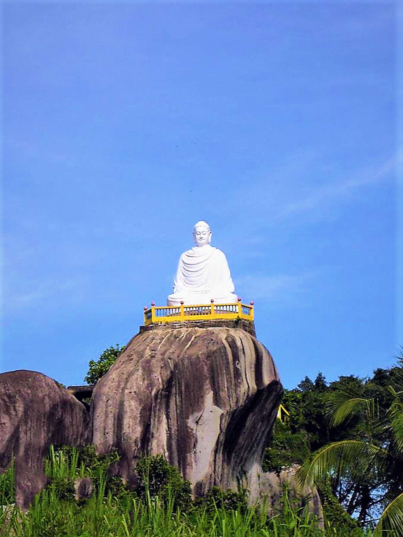 Đá Ba Chồng - Danh thắng thiên nhiên chênh vênh độc đáo