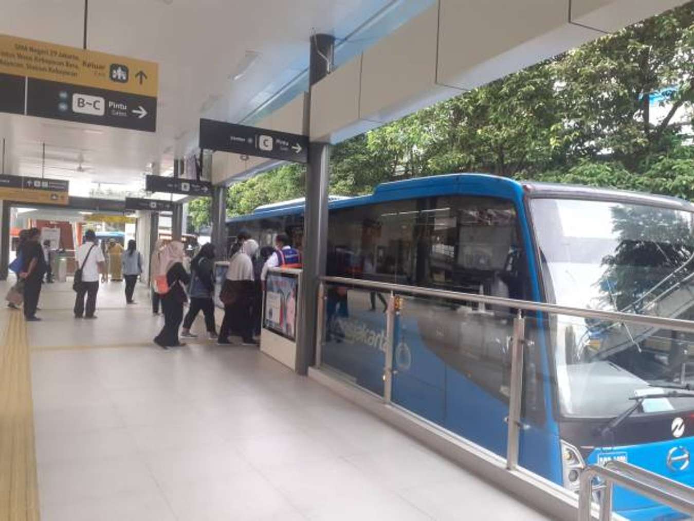 Pakai Rute 5N untuk Aktivitas Seru di Sekitar Kampung Melayu—Ragunan