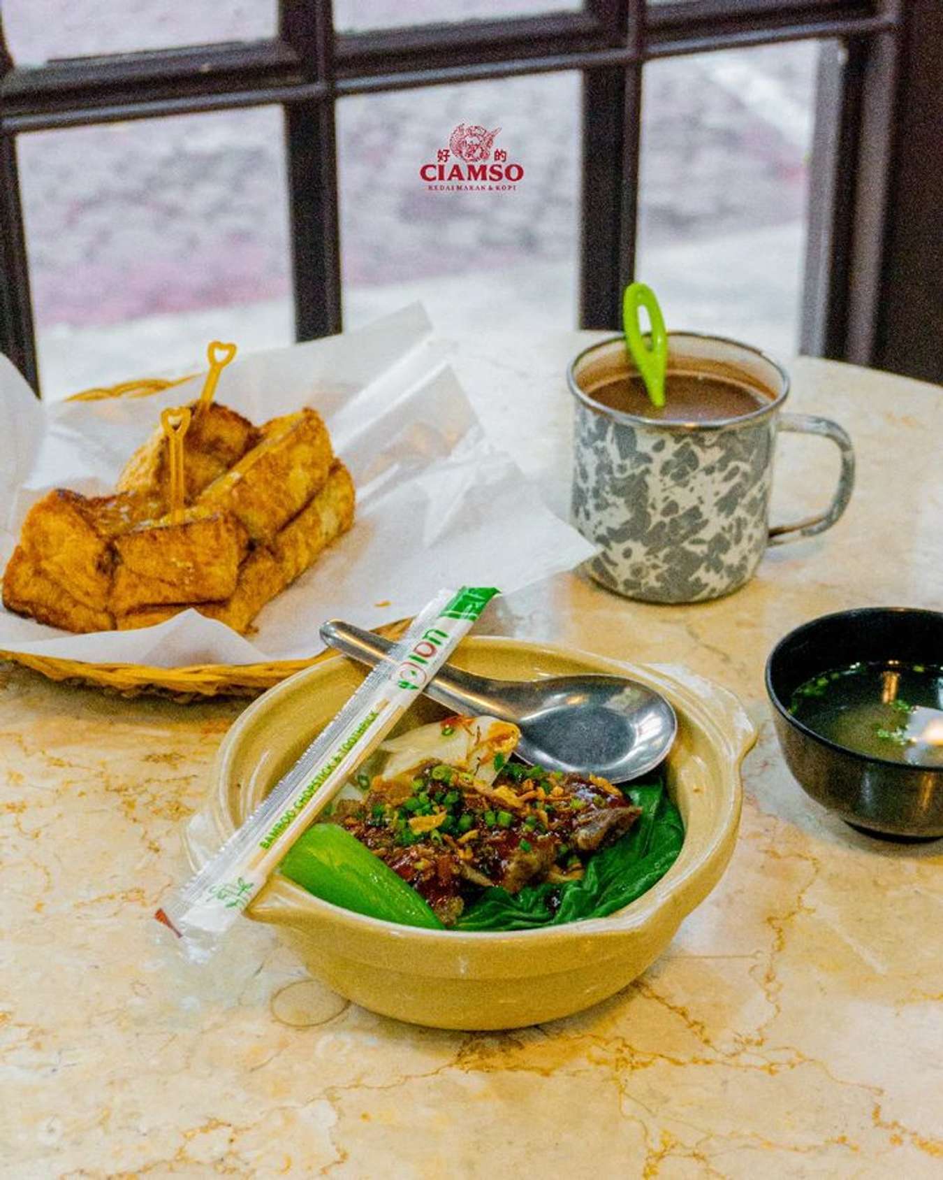 8 Cafe 24 Jam Surabaya, Cocok Untuk Kuliner Malam!