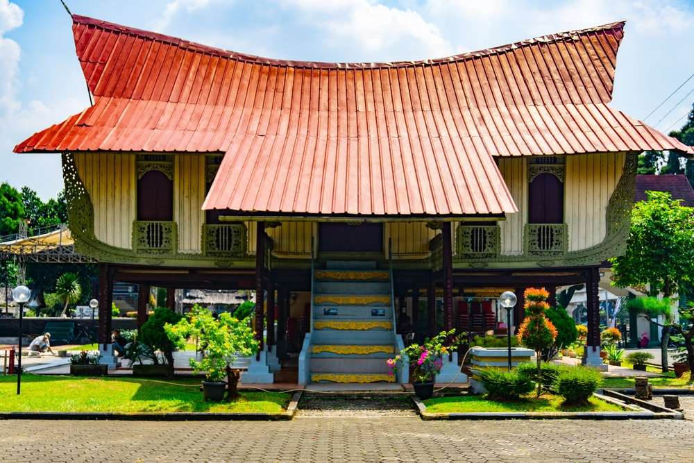 Ini 5 Jenis Rumah Adat Riau Yang Berbeda Ciri Khas!