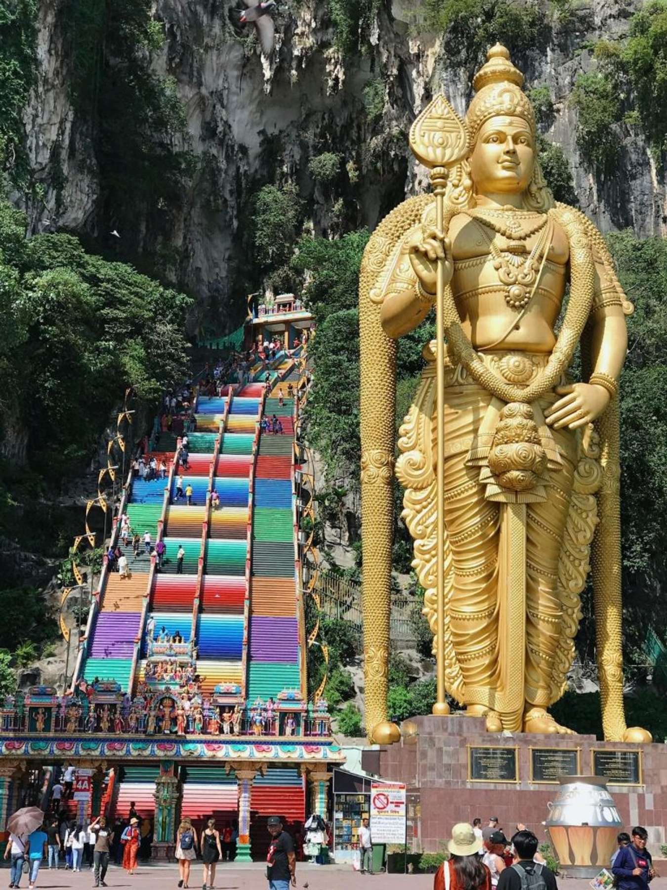 Chinh phục động Batu - Thánh địa của đạo Hindu tại Malaysia