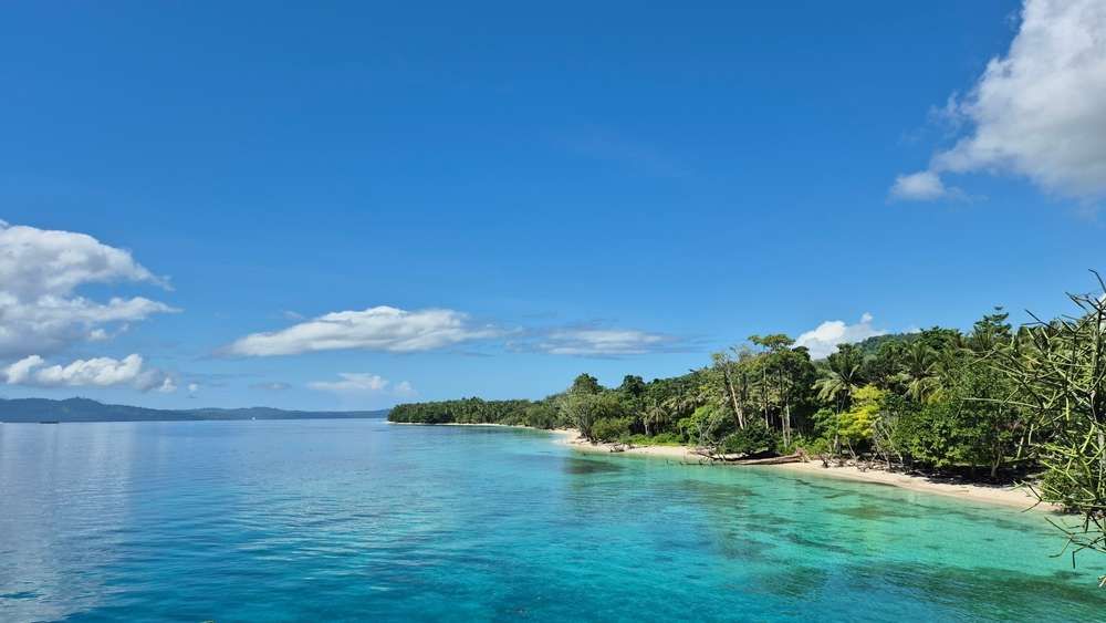 Pantai Liang: Lokasi, Jam Buka, Harga Tiket Masuk, dan Daya Tariknya