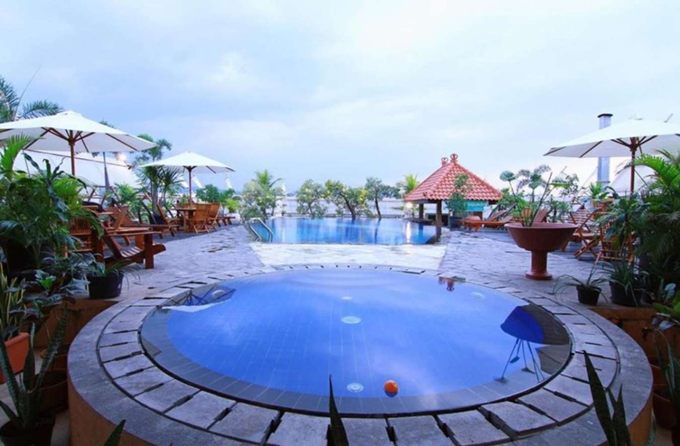 15 Kolam Renang Semarang & Harganya, Ada yang Tawarkan View Pegunungan