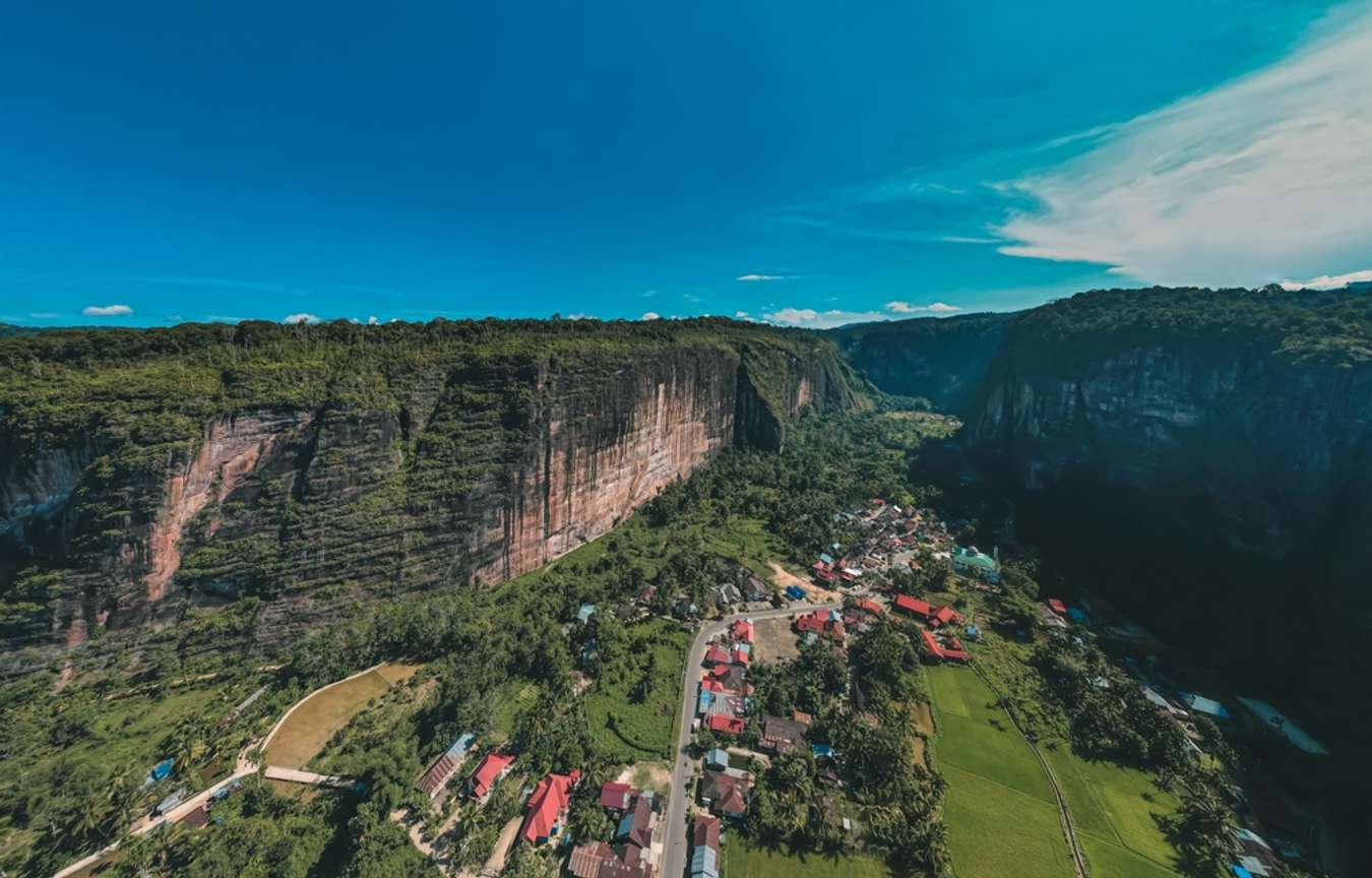Berkunjung ke Lembah Harau, Indahnya Lembah yang Dikelilingi Tebing Tinggi