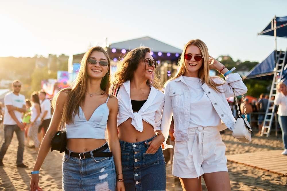 11 Outfit ke Pantai yang Cocok untuk Cuaca Panas