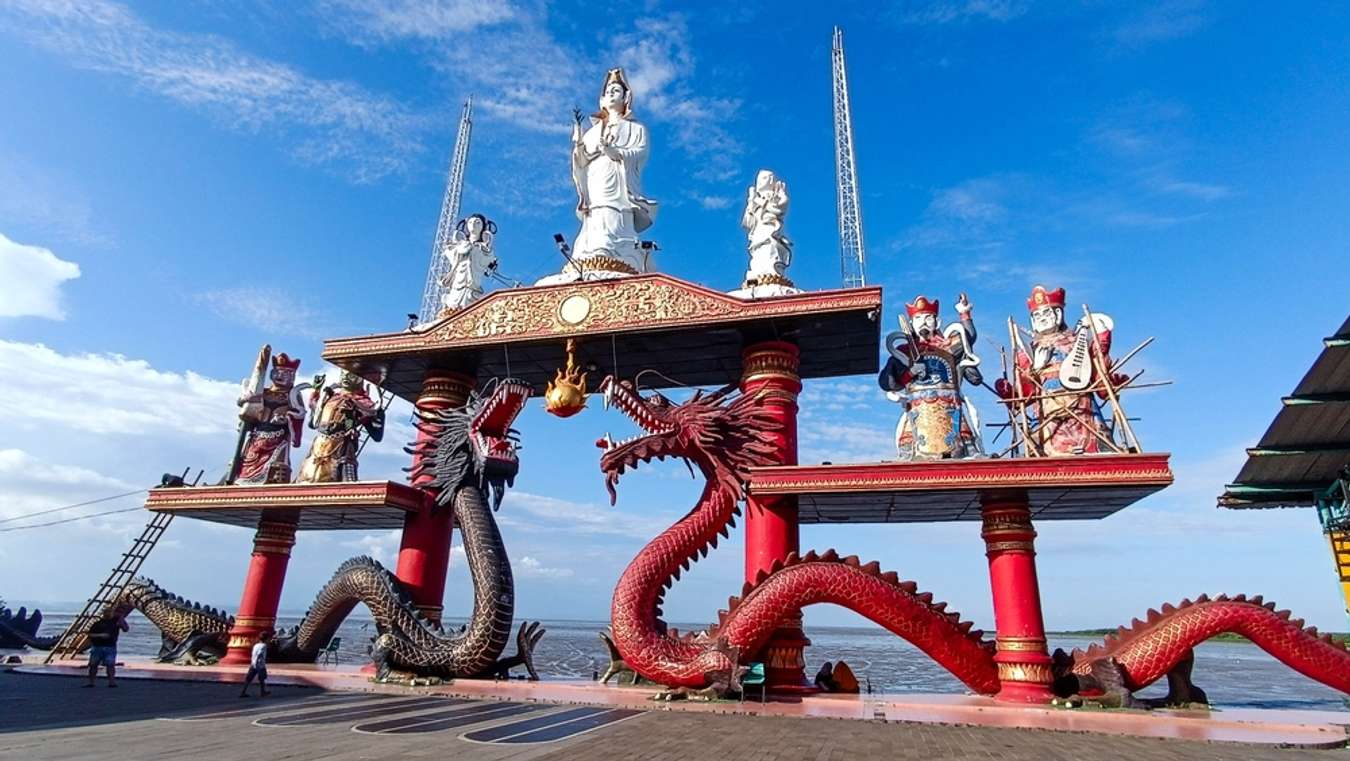 Sanggar Agung Kenjeran, Klenteng Surabaya di Tepi Laut yang Memukau Sanggar Agung Kenjeran, Klenteng Surabaya di Tepi Laut yang Memukau