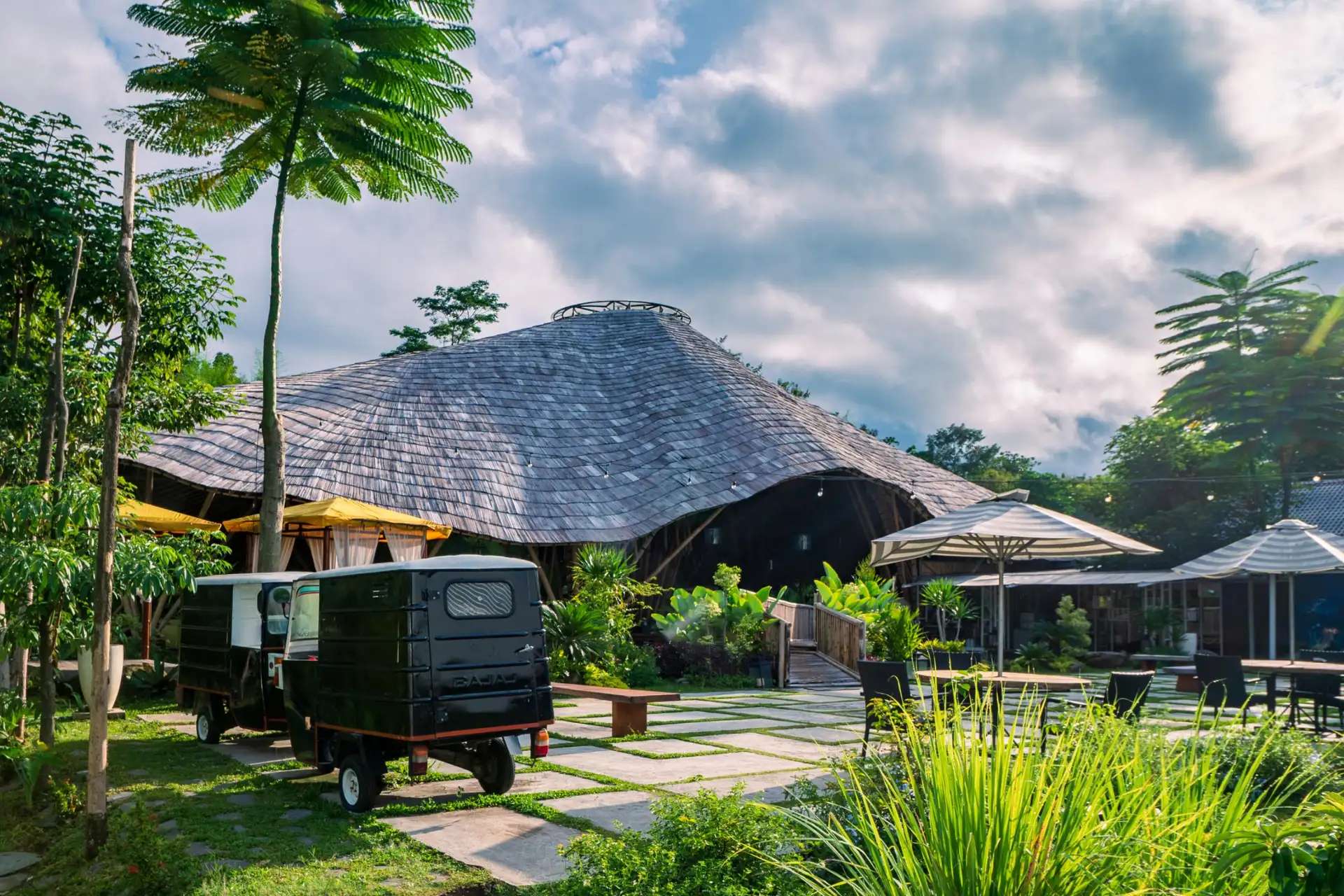 Cara Menuju Pink Beach Labuan Bajo dan Wisata Menarik di Sekitarnya