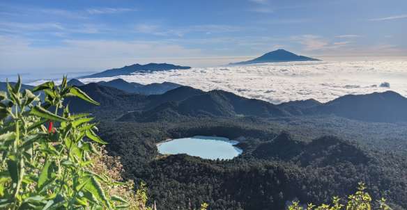 7 Rekomendasi Gunung di Garut: Panduan Trekking & Mendaki