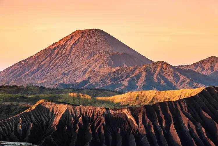 Mendaki 7 Summit Jawa, Puncak Tertinggi di Pulau Jawa dan Penginapan di ...