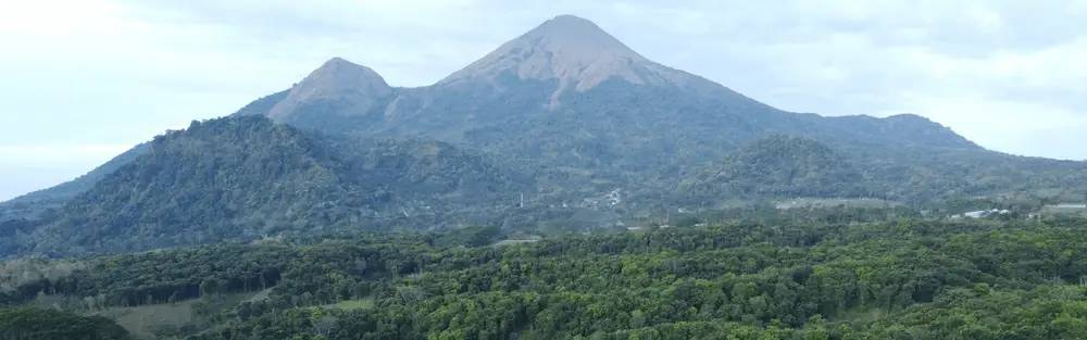 Mendaki 7 Summit Jawa, Puncak Tertinggi di Pulau Jawa dan Penginapan di ...