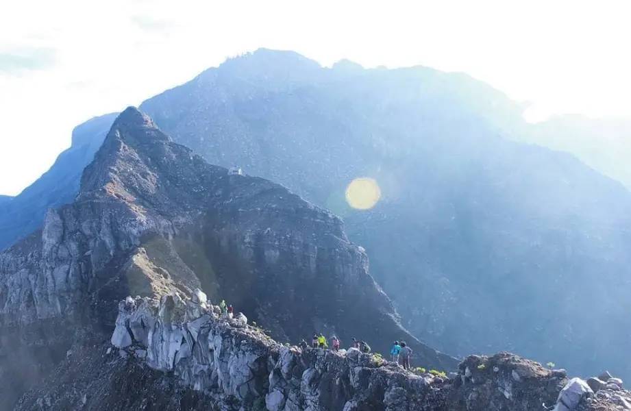 Mendaki 7 Summit Jawa, Puncak Tertinggi di Pulau Jawa dan Penginapan di ...