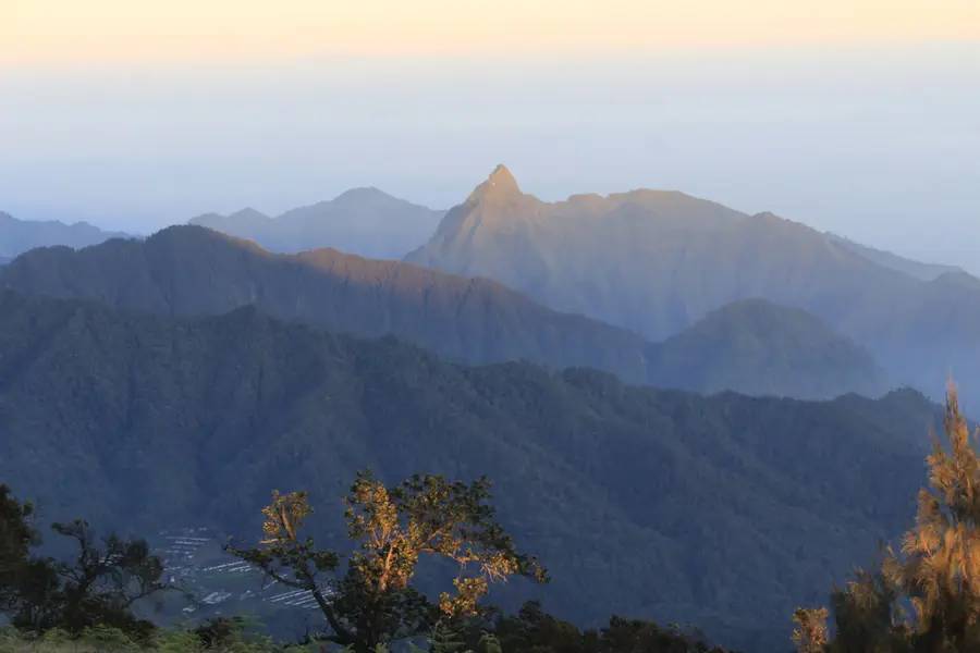 Mendaki 7 Summit Jawa, Puncak Tertinggi di Pulau Jawa dan Penginapan di ...