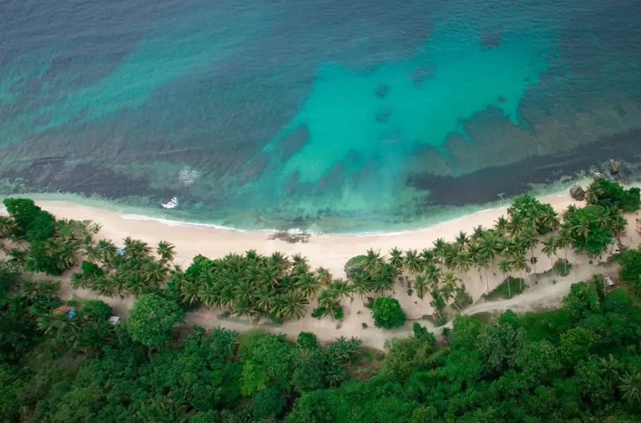 12 Rekomendasi Pantai Tercantik di Papua yang Memanjakan Mata