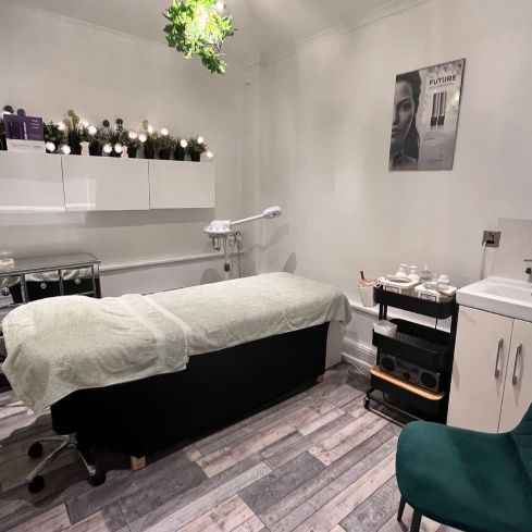 Beauty Therapist room to rent - in London, England United Kingdom ...